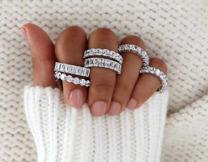 Ring Placement 101 ─ What Goes First—Engagement or Wedding Ring? - SQM ...